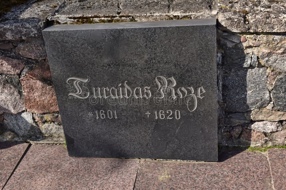 Grab der Rosen von Turaida redaktionelles bild. Bild von stieg - 71112825