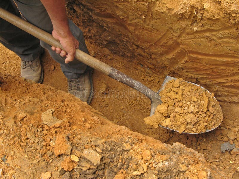 Einen Graben ausheben stockbild. Bild von grabung, boden - 6593303