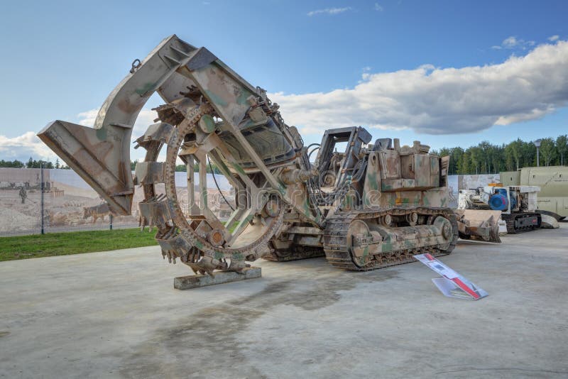 Graben eines Grabens redaktionelles stockbild. Bild von biochemisch ...