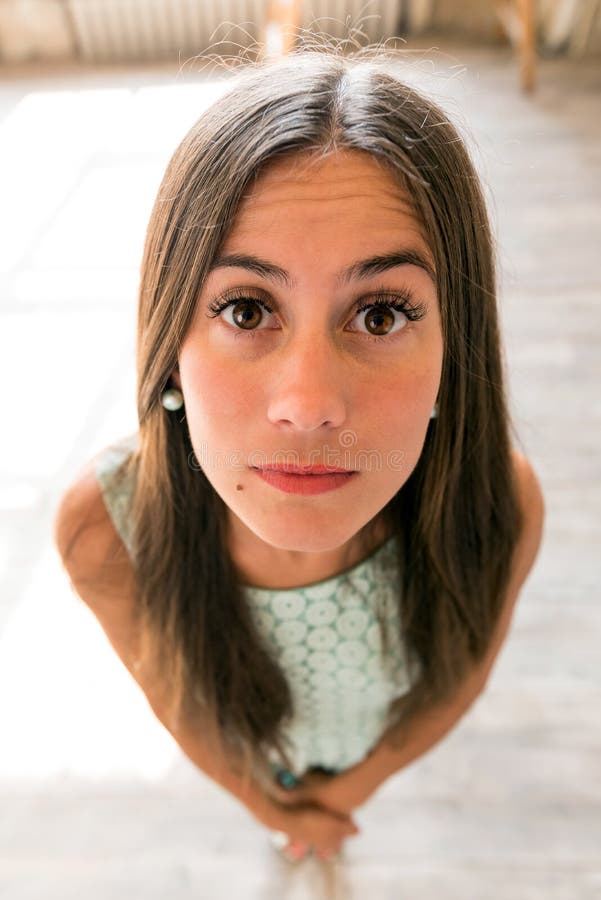 Gracioso Retrato De Gran Angular De Una Mujer Linda Imagen de archivo ...