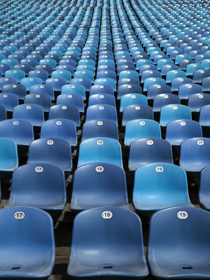 Gradins Au Soleil Bleus Au Stade Photo stock - Image du grandins, bleu ...