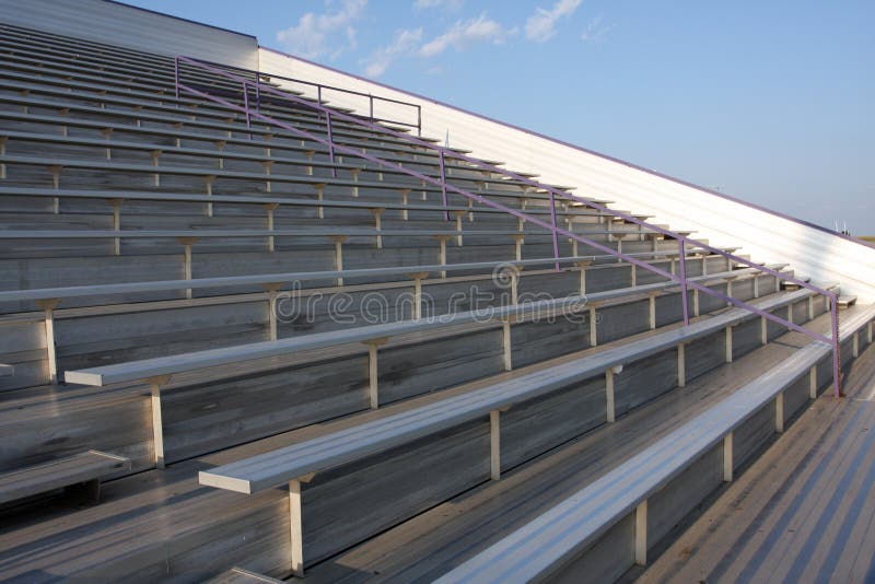 Gradins Au Soleil De Terrain De Football Photo stock - Image du ...