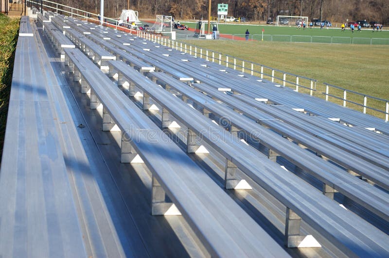 Gradins au soleil vides image stock. Image du grandins - 604953