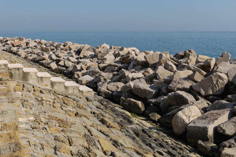 Grado, Italia: Rocas Del Rompeolas Foto de archivo - Imagen de paseo ...