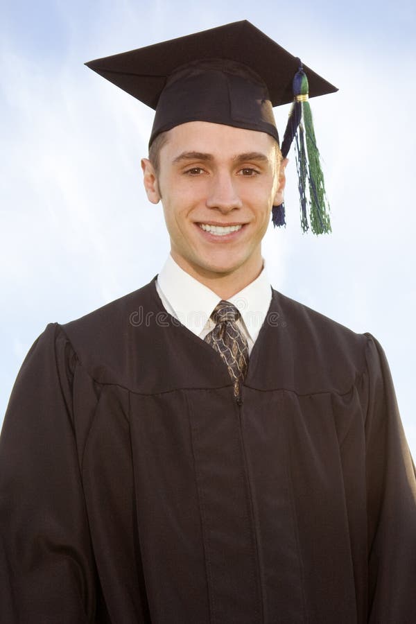Un Graduado Del Hombre Joven Está Sonriendo En Graduados De La ...