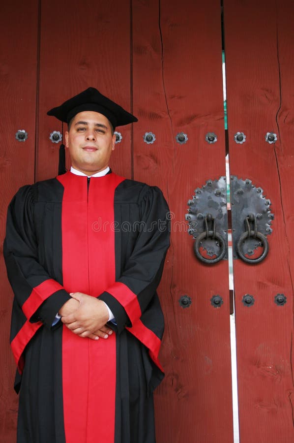 O Graduado Da Universidade Recebe O Certificado Do Grau Foto de Stock ...