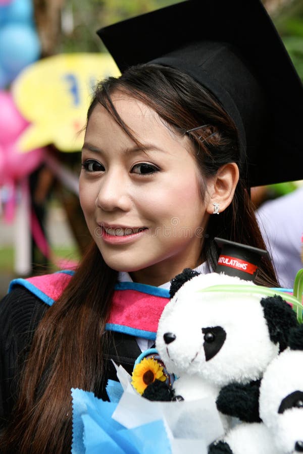 Graduado De La Universidad. Foto de archivo - Imagen de éxito, morena ...