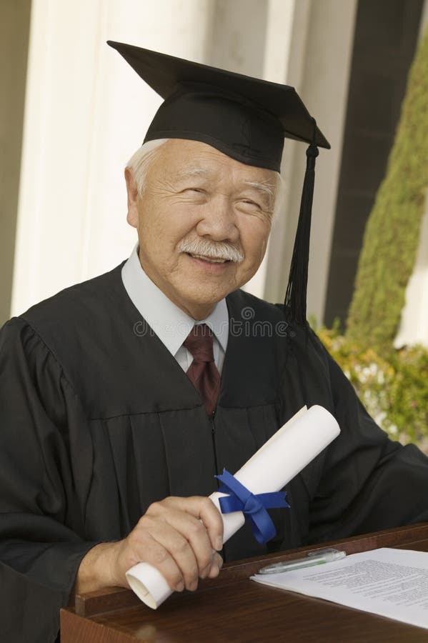 Graduado Del Mayor En El Podium Afuera Foto de archivo - Imagen de ...
