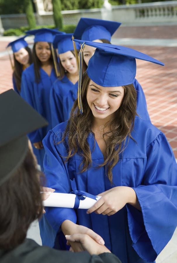 Graduado Emocionado Del Varón Con La Familia Imagen de archivo - Imagen ...