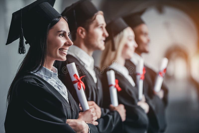 Graduados en universidad foto de archivo. Imagen de logro - 98007546