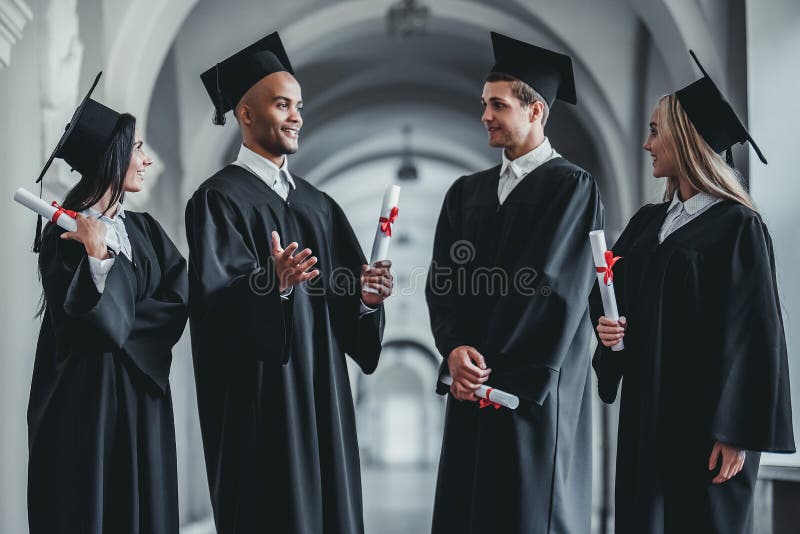 Graduados en universidad imagen de archivo. Imagen de fondo - 98008047