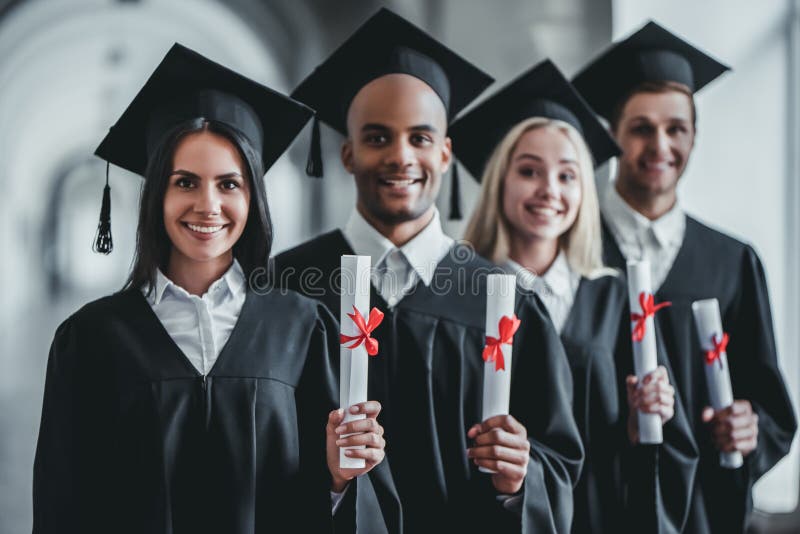 Universidad Cercana Graduada De La Hembra Foto de archivo - Imagen de ...