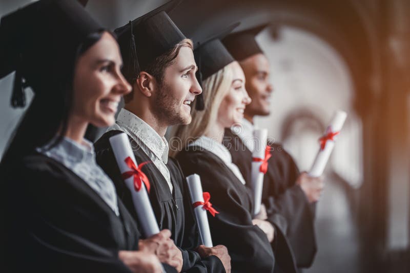 Graduados en universidad imagen de archivo. Imagen de confidente - 98008195