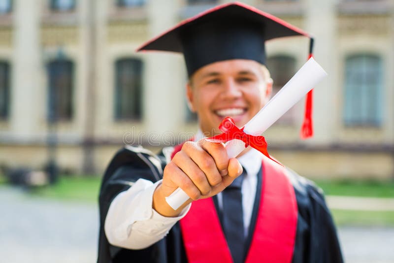Onderwijs, Graduatie En Mensenconcept - Groep Glimlachende Studenten in ...