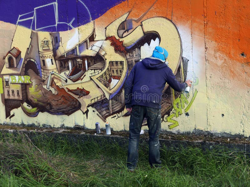 Graffiti artist at work. editorial photo. Image of abstract - 90248436