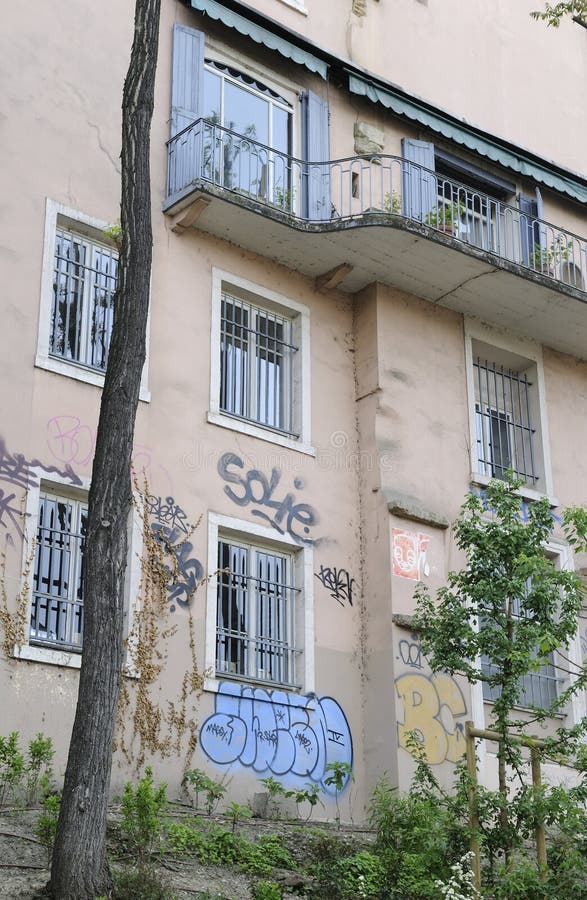 Graffiti on the Side of an Apartment Building Editorial Stock Image ...