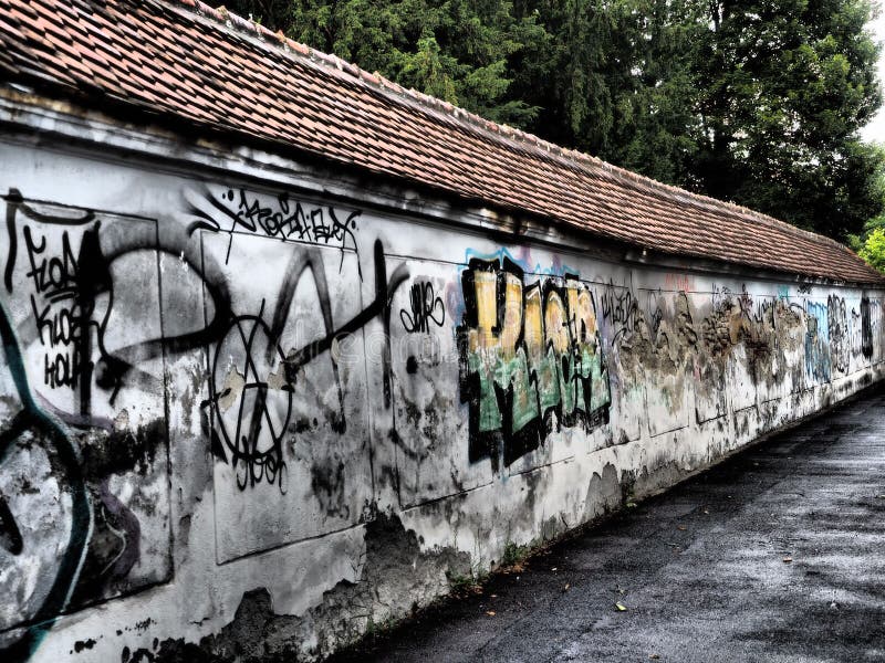 Graffiti sur un mur image stock. Image of dessin, fonte - 39004297