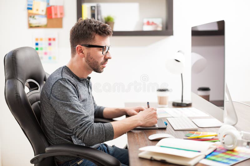 Grafikdesigner in Ihrem Büro Stockbild - Bild von nett, stilvoll: 49731973