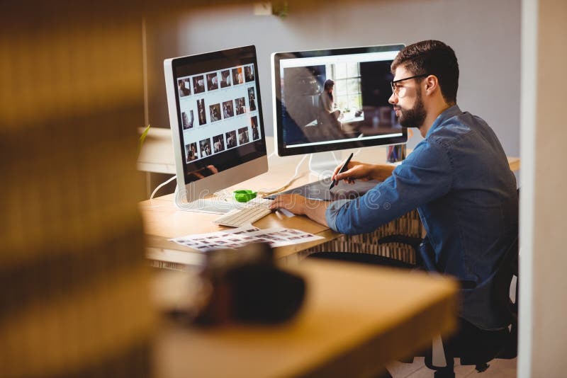 Grafische Ontwerper Die Grafiektablet Gebruiken Stock Foto - Image of ...