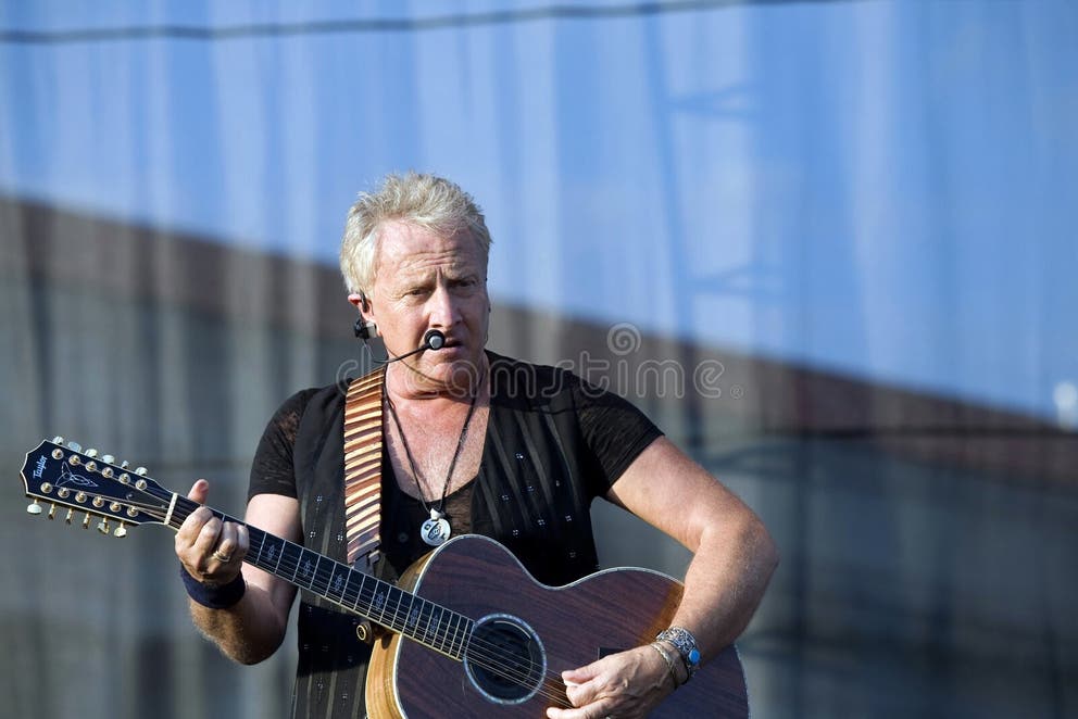 Graham Russell editorial photography. Image of performing - 21662262