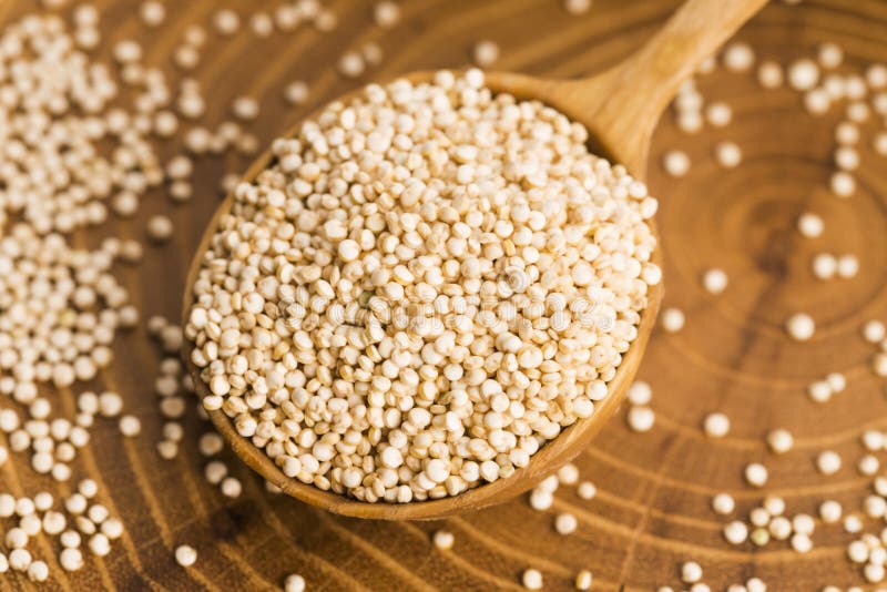 Graines blanches de quinoa photo stock. Image du pile - 71557362