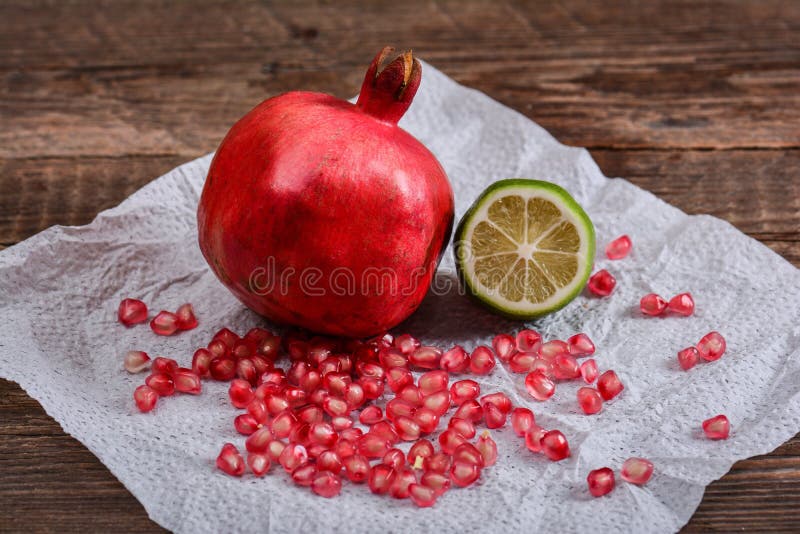 Graines De Grenade, Grain Rouge Image stock - Image du nature, vase ...