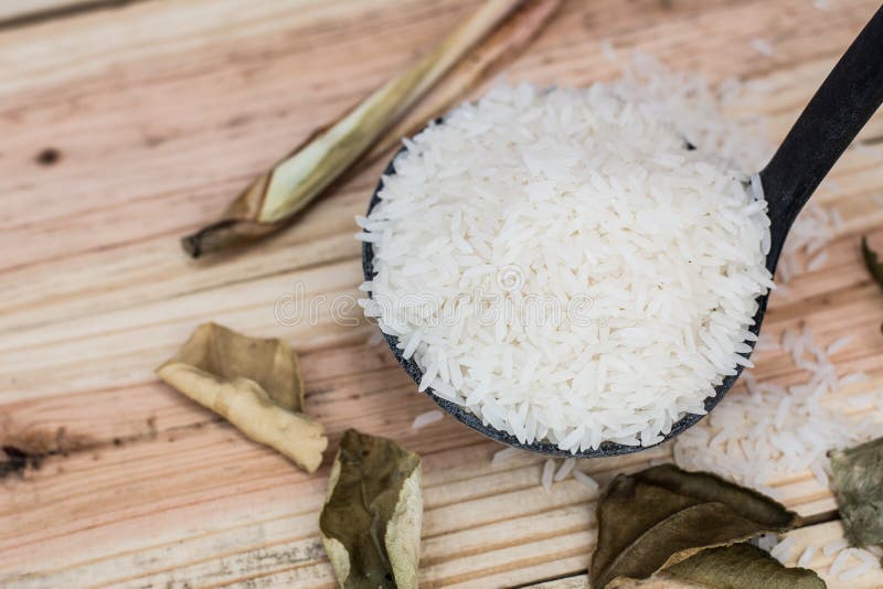 Riz cru image stock. Image du fond, asiatique, groupe - 74756745