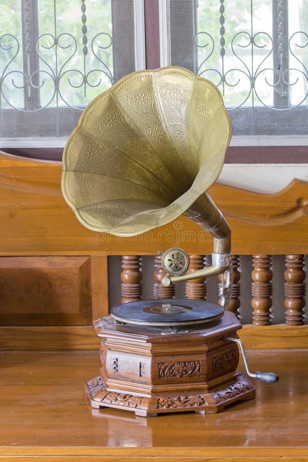 Gramofone antigo imagem de stock. Imagem de retro, nostalgia - 38211889