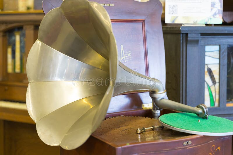 Gramofone Dourado Isolado No Branco Foto de Stock - Imagem de gramofone ...