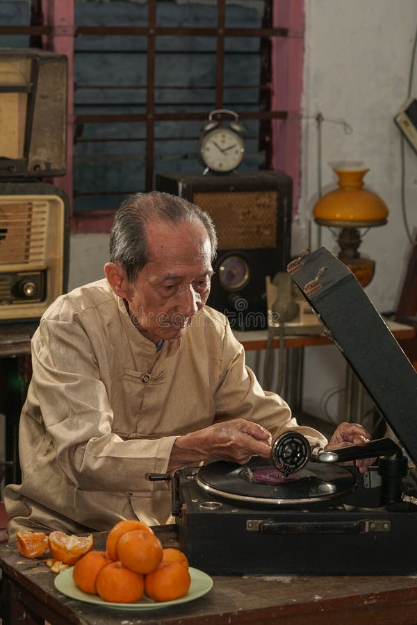 Gramophone Antique Manual Music Player Editorial Photo - Image of ...