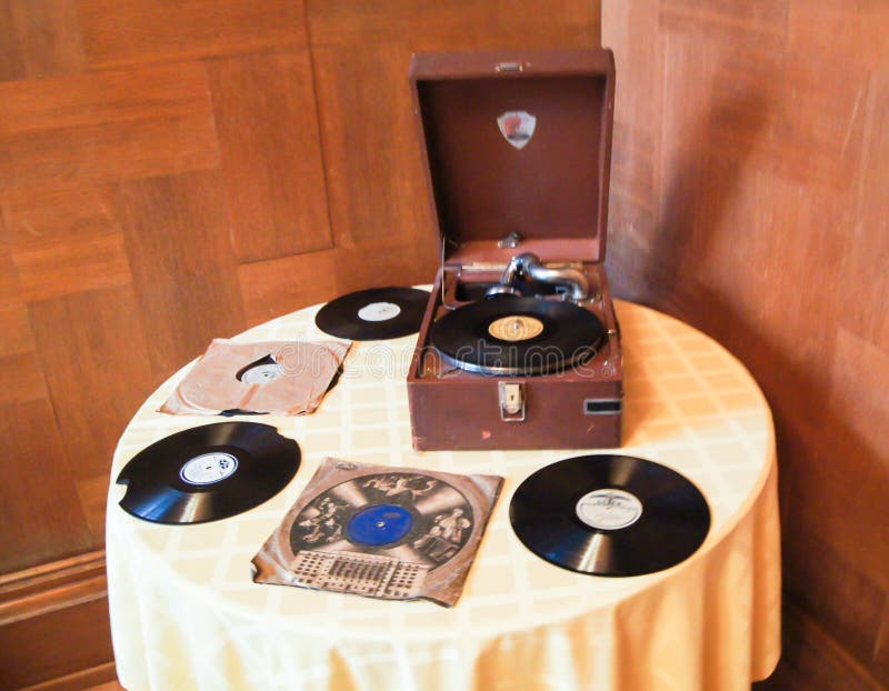 Gramophone on the table. editorial photo. Image of wood - 82330021
