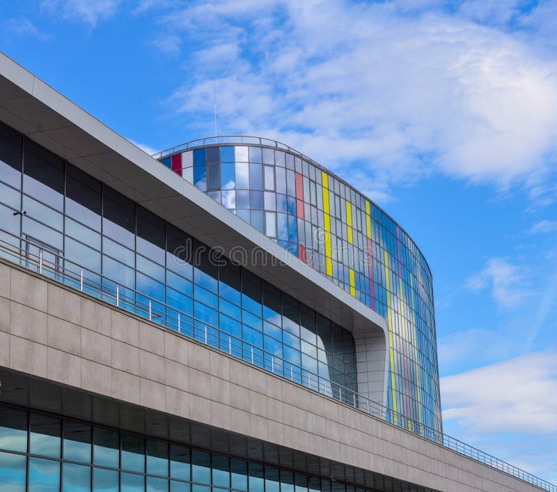 Gran Edificio Con Ventanas De Colores Foto de archivo - Imagen de ...