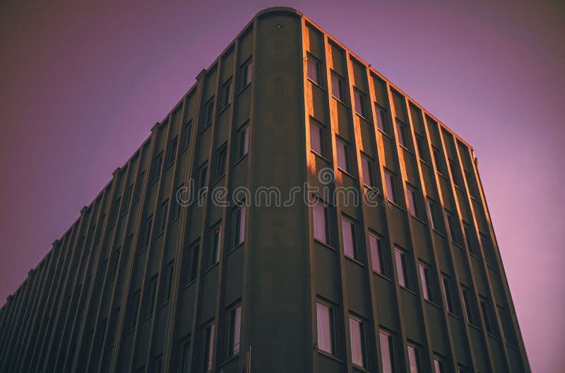 Gran Edificio Con Ventanas De Cristal En Estambul Bajo La Luz Del Sol ...