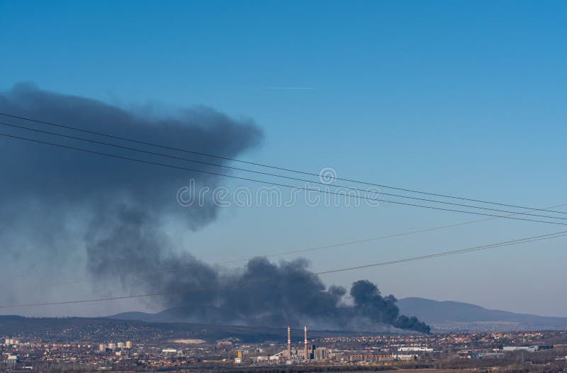 Gran humo en una ciudad foto de archivo. Imagen de escena - 249292602