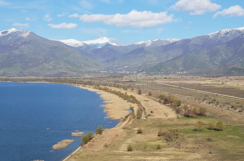 Gran lago Prespa imagen de archivo. Imagen de cielo, aguas - 72271795
