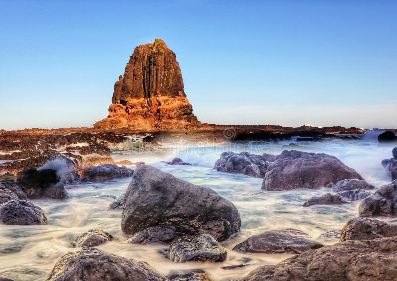 Gran roca en el mar imagen de archivo. Imagen de soportes - 185198223