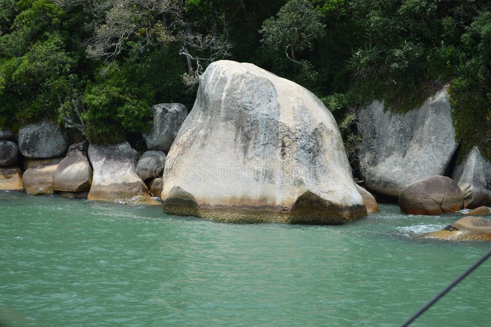 Gran Roca En La Isla De Goat Imagen de archivo - Imagen de isla, roca ...