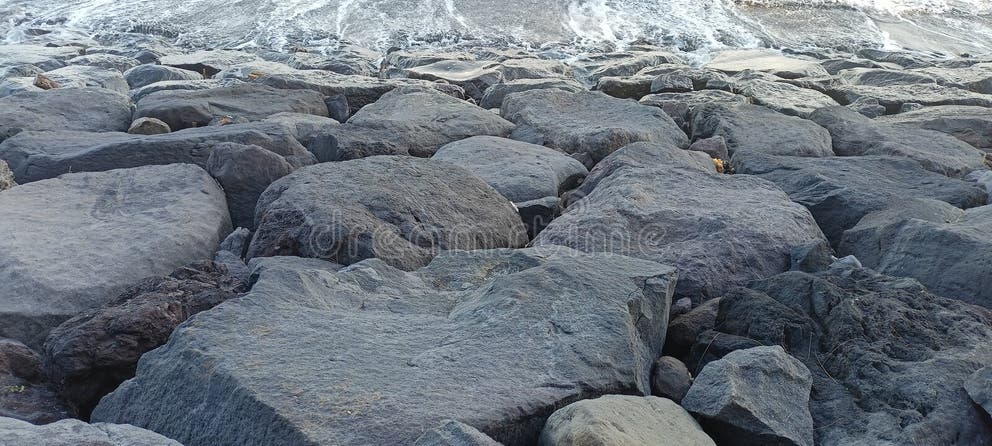 Gran Roca Rompeolas En La Playa Foto de archivo - Imagen de cauce ...