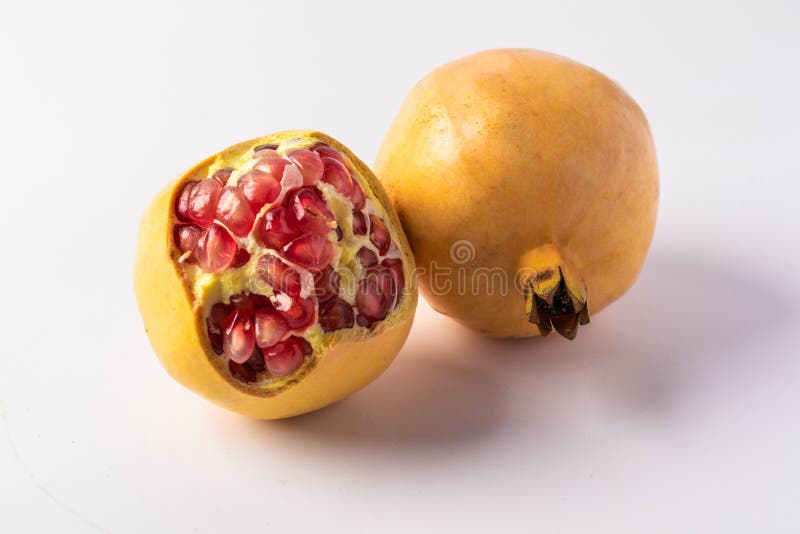 Granada Amarilla Sobre Fondo Blanco Foto de archivo - Imagen de crudo ...