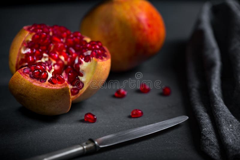 Granada Cortada Con Los Granos Rojos Jugosos Foto de archivo - Imagen ...