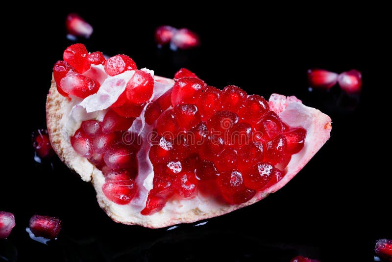 Granada en fondo negro imagen de archivo. Imagen de fondo - 131180589