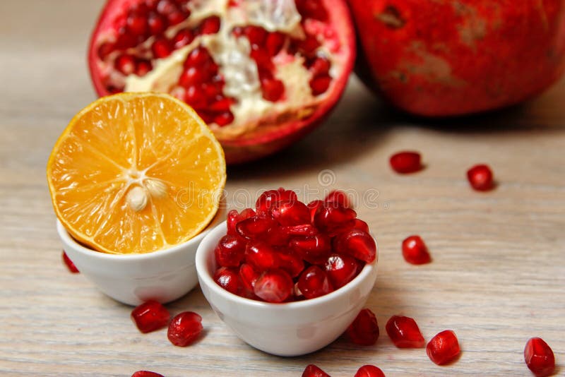 Granada Entera, Parte De Granada Y De Semillas De La Granada Foto de ...