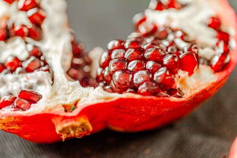 Granada Roja Abierta Con La Profundidad Del Campo Foto de archivo ...