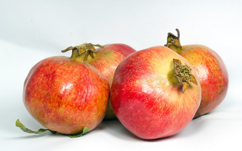 Granadas Aisladas En El Fondo Blanco a Imagen de archivo - Imagen de ...