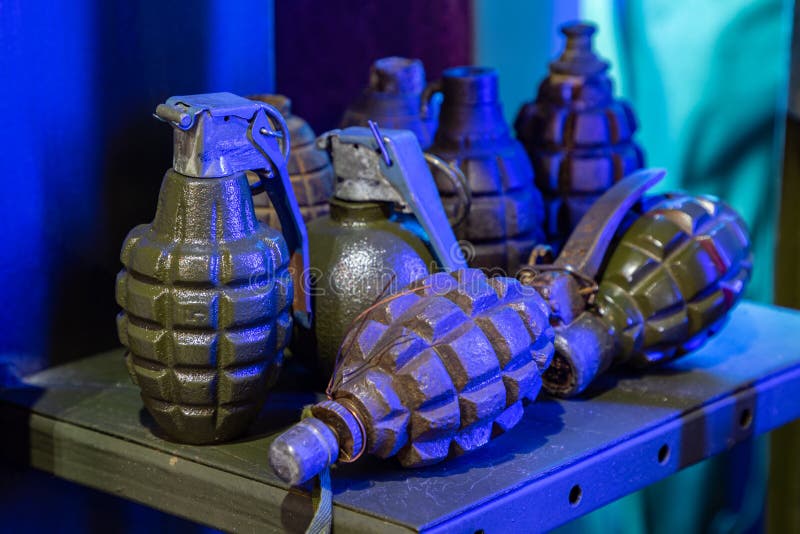 Granadas De Mano De Combate De Tiempos Diferentes Fotografía editorial ...