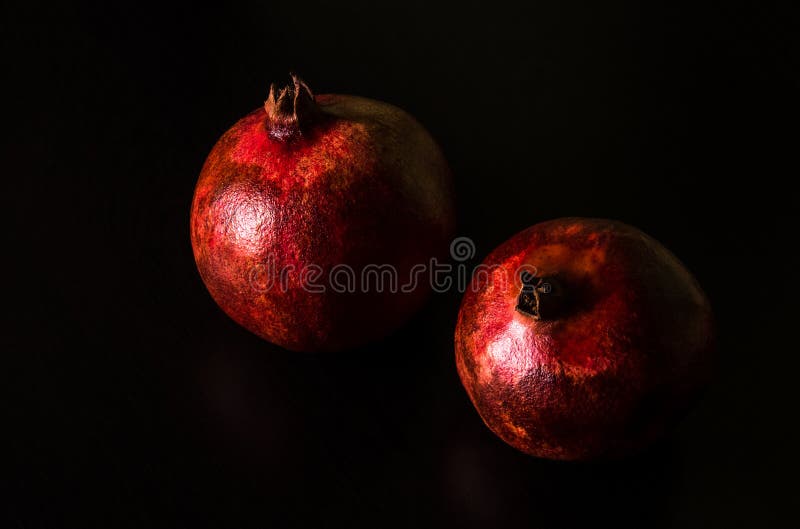 Granadas En Fondo Negro Primer De La Granada Foto de archivo - Imagen ...