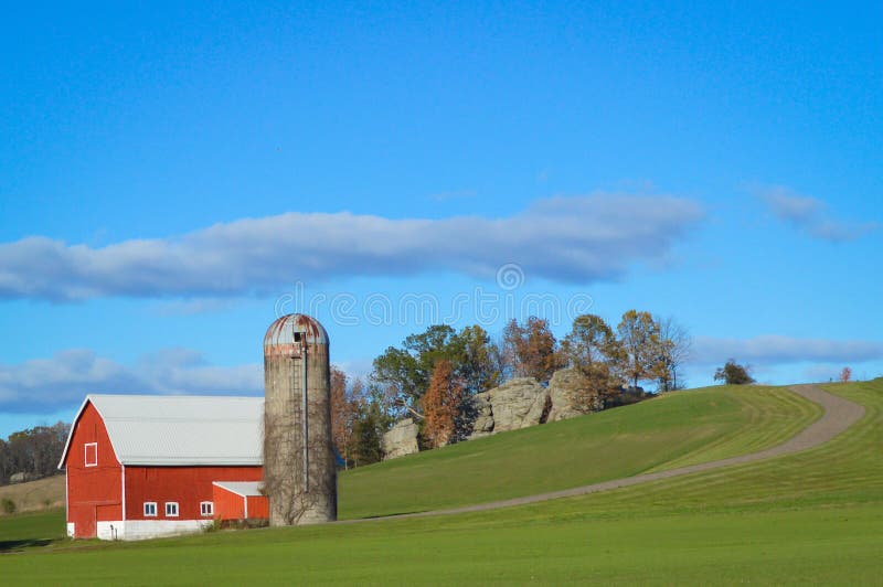 Granaio Rosso Con Il Silo Nella Campagna Di Wisconsin Immagine Stock ...