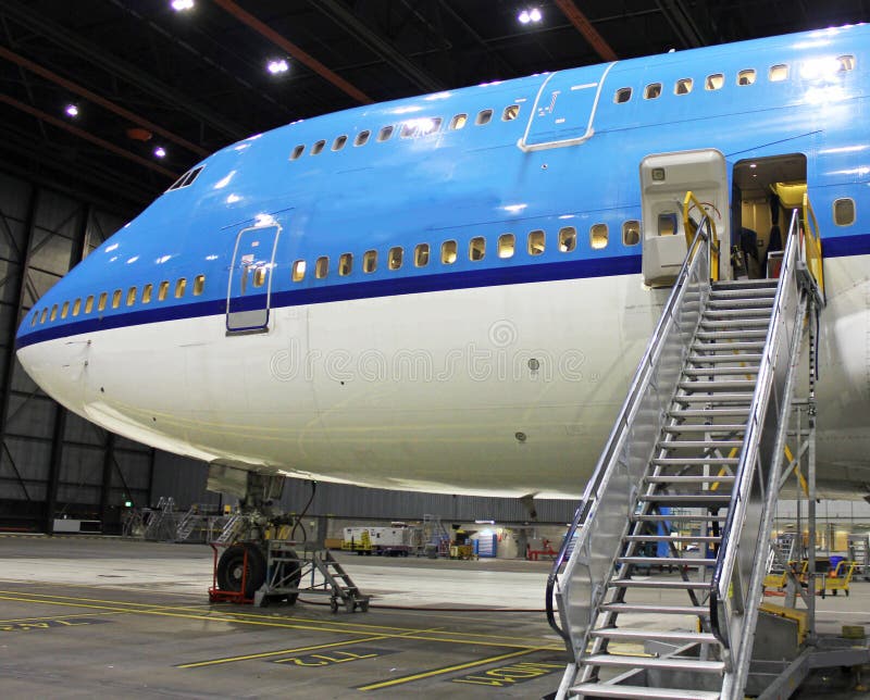 Grand avion dans le hangar image stock. Image du boeing - 26331547