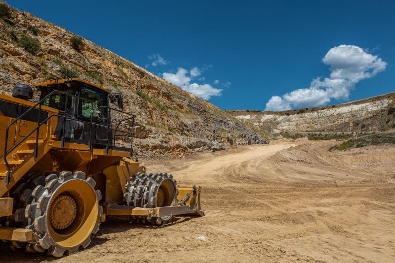 Grand bouteur industriel photo stock. Image du excavation - 128842320