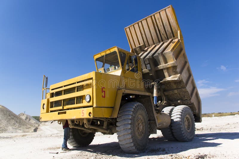 Grand camion de remorque photo stock. Image du extérieur - 66001282